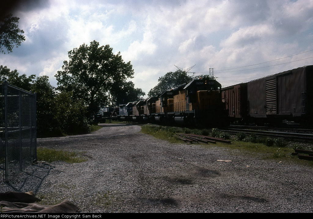 CNW 6920, 6864, UP 3516, 3220, and CR 6650